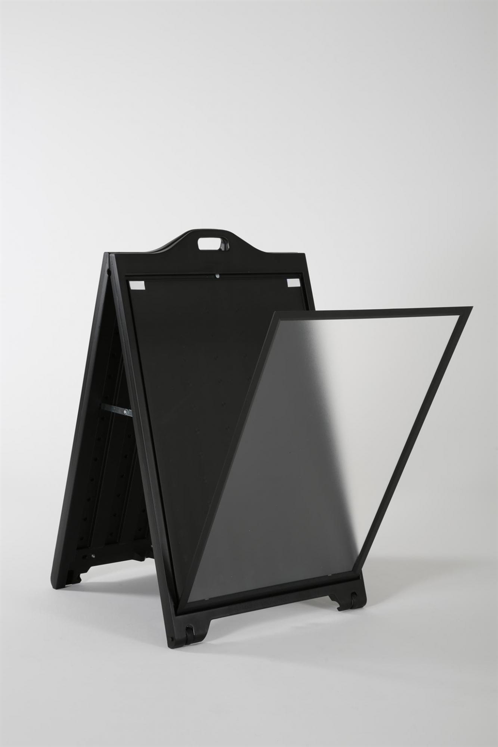 A-Skilt i sort plast af genbrugs materialer - Udendørs